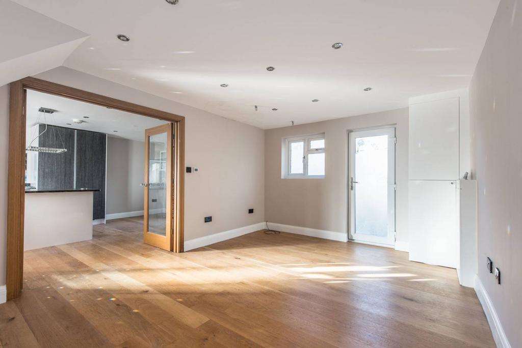 Moat Crescent, Finchley, London, N3 4 bed terraced house - £2,800 pcm ...