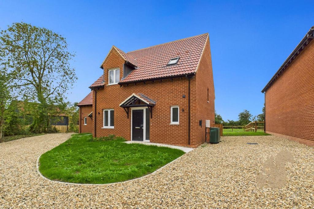 Swanfield, Bury St Edmunds IP29 2 bed detached house - £400,000