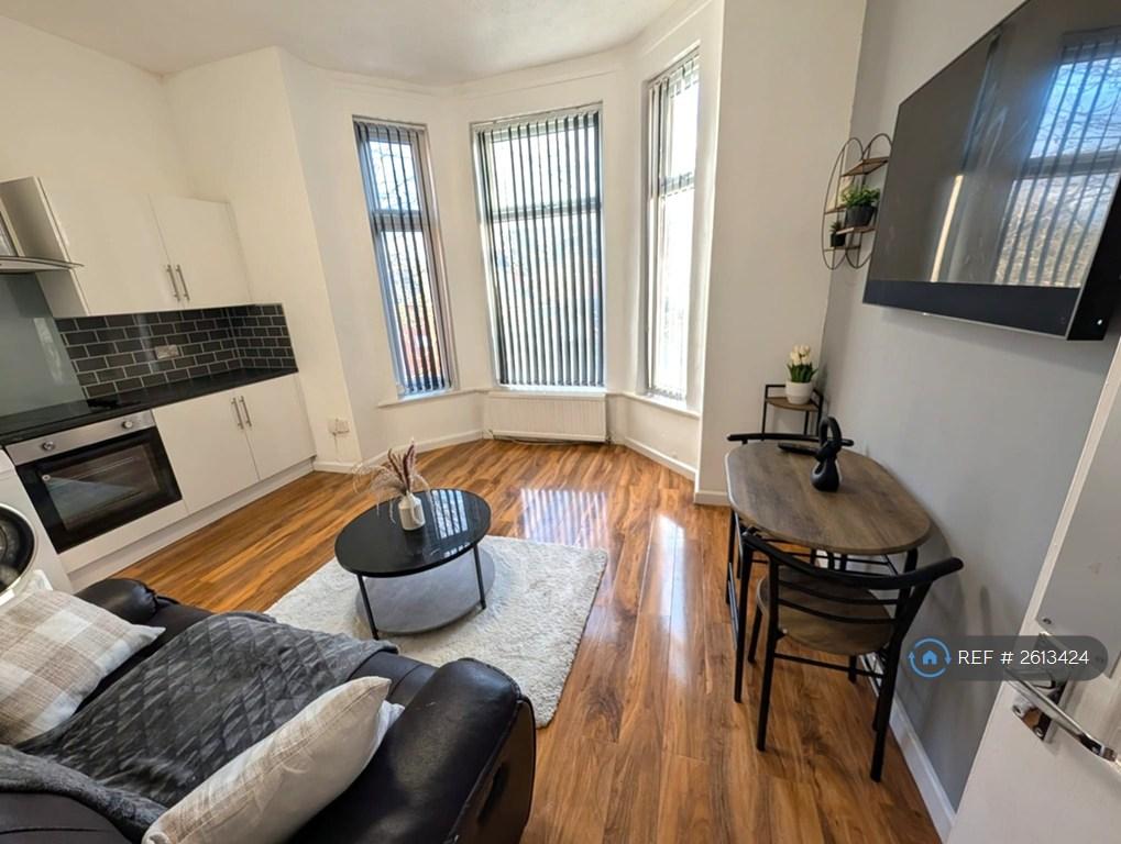 Polygon Road, Manchester, M8 3 bed flat - £1,295 pcm (£299 pw)