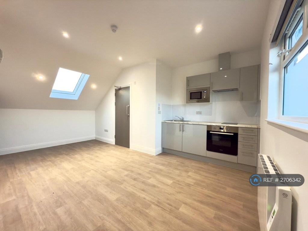 Sedgeway, London, SE6 Studio - £1,200 pcm (£277 pw)