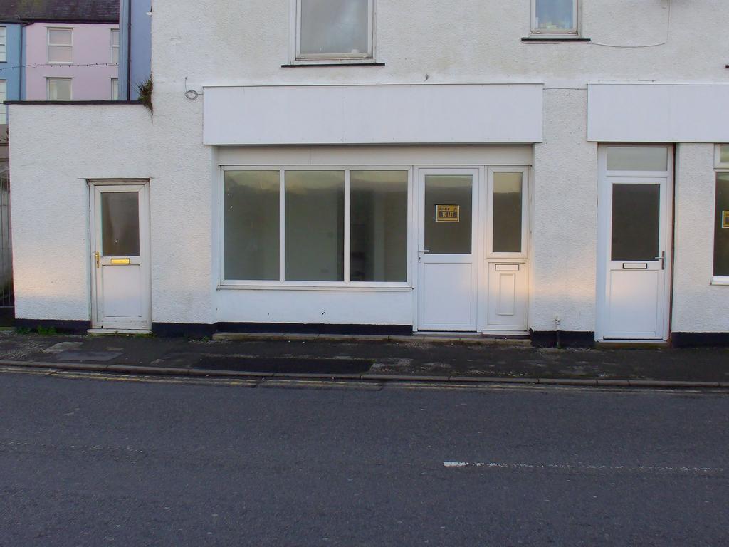 1A Victoria Road, Holyhead, LL65 Shop - £475 pcm (£110 pw)