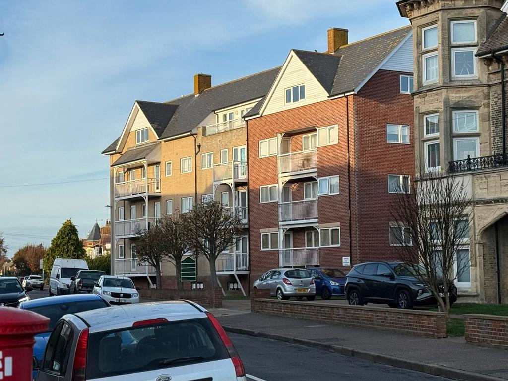 Vista Road, Clacton-on-Sea, CO15 2 bed penthouse - £210,000