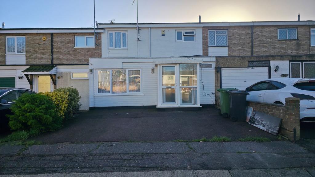 Ravensfield, Basildon, SS14 4 bed terraced house - £1,900 pcm (£438 pw)