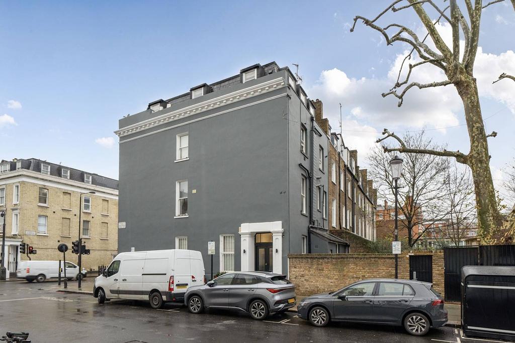 Penywern Road, Earls Court, London, SW5 Studio - £2,492 pcm (£575 pw)