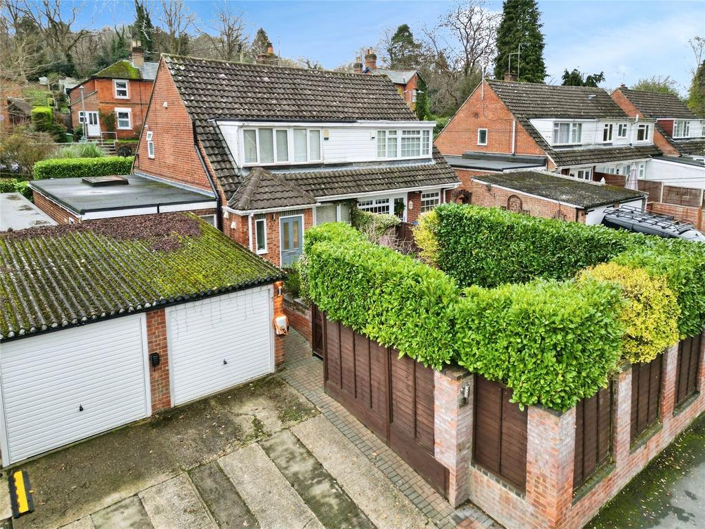 Cotswold Road, Berkshire GU47 4 bed semi-detached house for sale - £475,000