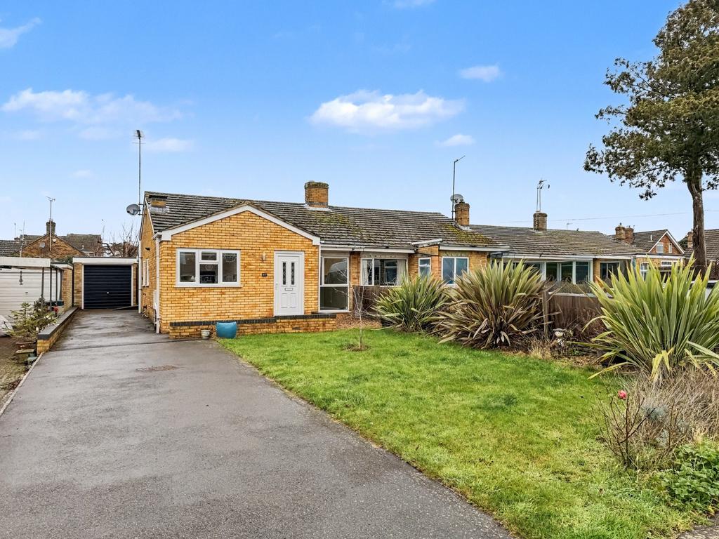 45 Manor Close, Harpole, NN7 4BX 3 bed semi-detached bungalow for sale ...