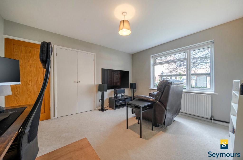 Worplesdon Road, Surrey GU2 2 bed flat for sale - £270,000