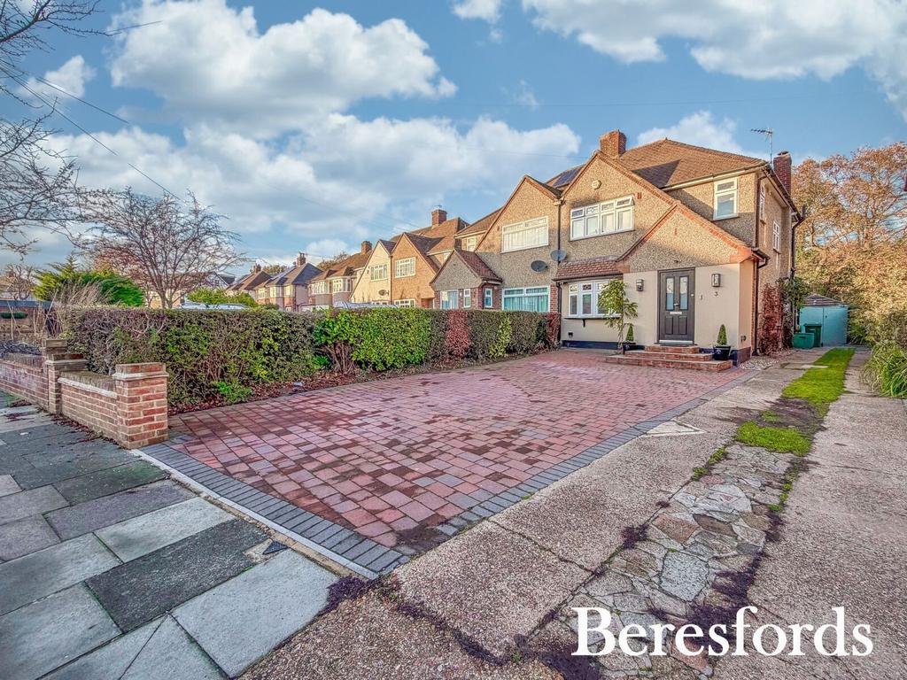 Fleet Close, Upminster, RM14 3 bed semi-detached house for sale - £600,000