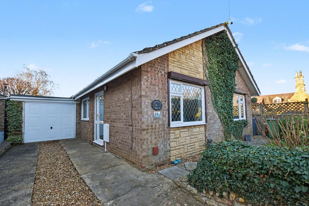 Meadow Lane, Thornhaugh 3 bed detached bungalow for sale - £395,000
