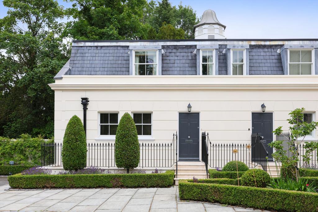 Broomhill Court, Esher Close, Esher... 3 bed townhouse for sale - £999,999