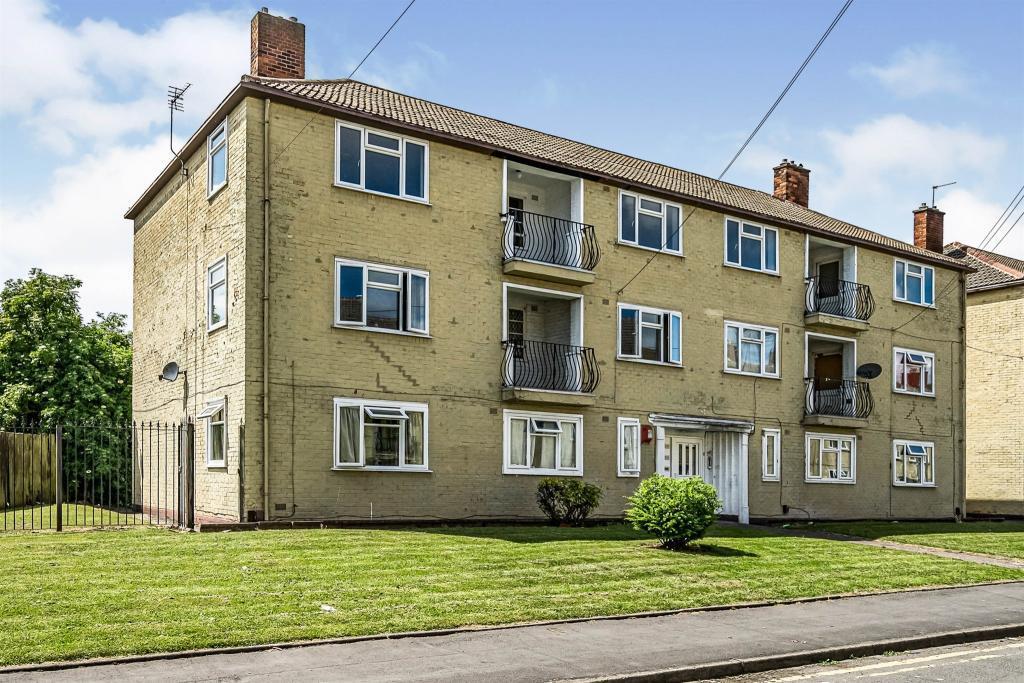 Churchfield Avenue, Tipton 3 bed flat - £950 pcm (£219 pw)