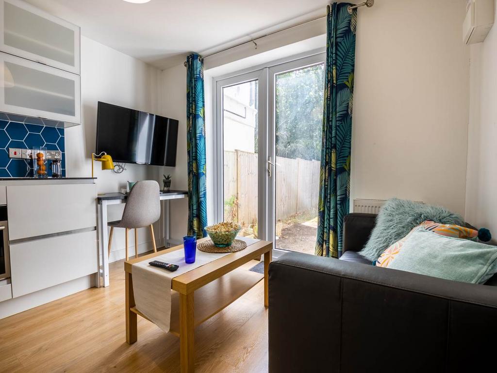 1 Woodland Way, Canterbury, Studio to rent - £1,175 pcm (£271 pw)