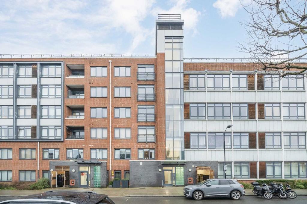 Larden Road, London W3 1 bed flat - £1,599 pcm (£369 pw)