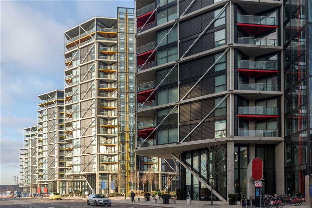 Riverlight Quay, London, SW11 1 bed apartment for sale - £525,000