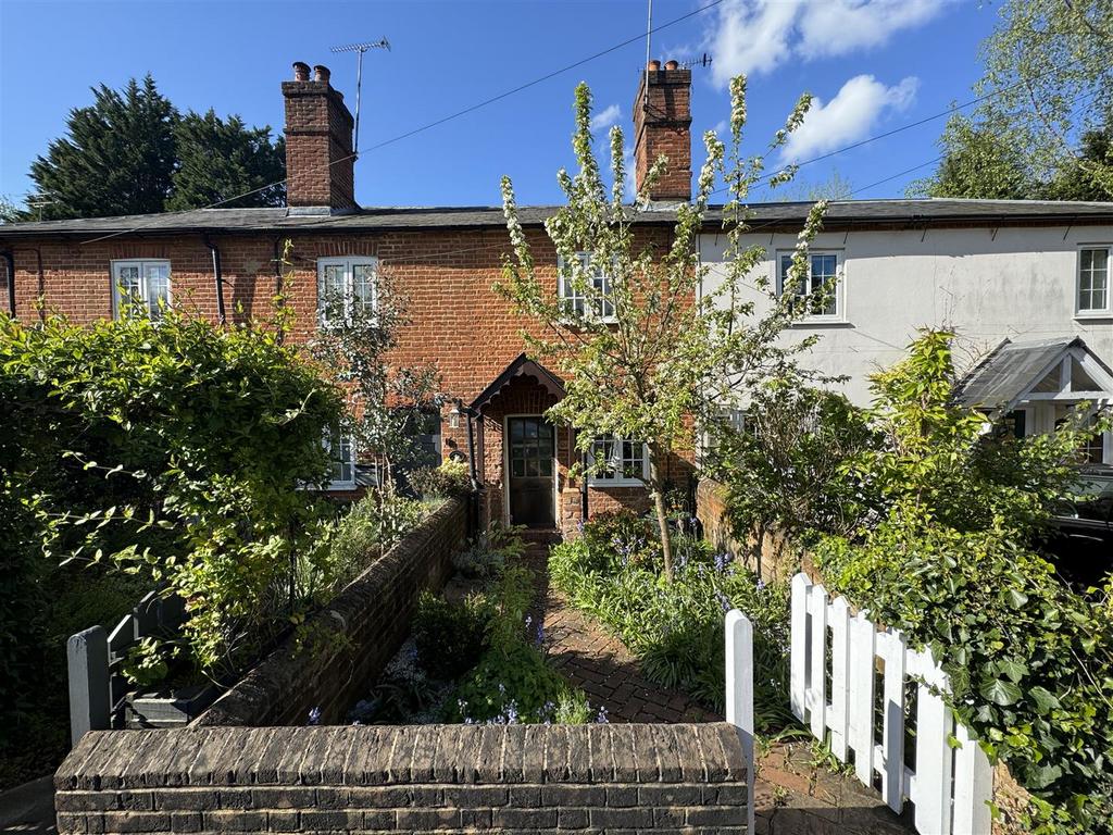 Elvetham Road, Fleet GU51 2 bed cottage - £1,425 pcm (£329 pw)