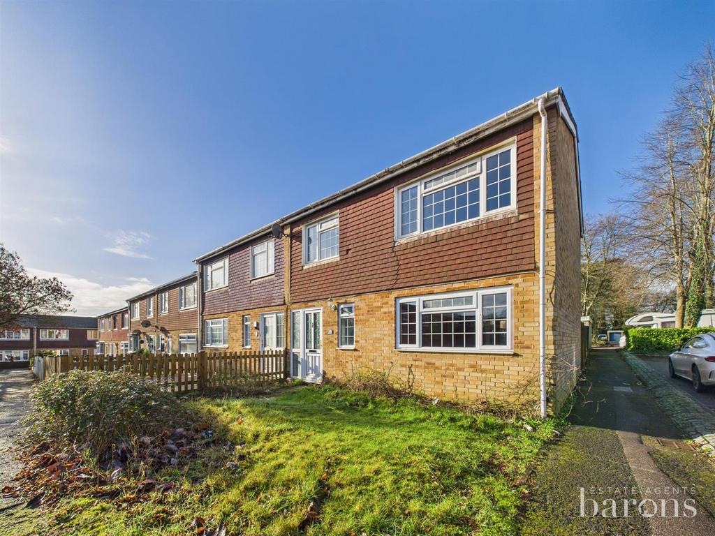 Harlech Close, Basingstoke RG23 3 bed end of terrace house for sale - £ ...