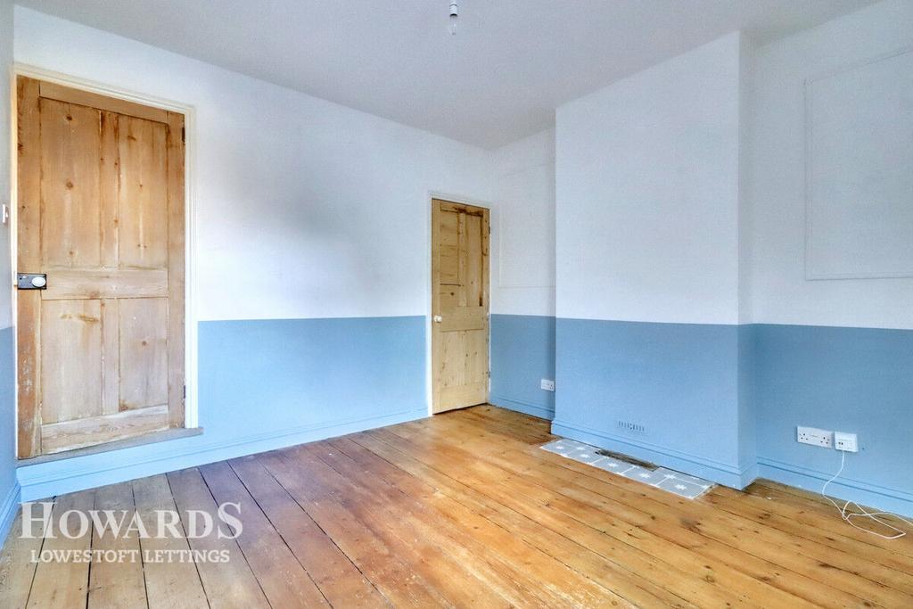 Dell Road, LOWESTOFT 2 bed terraced house - £900 pcm (£208 pw)