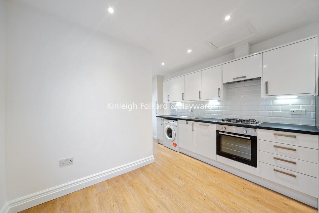 Kimble Road, London, SW19 3 bed flat - £2,200 pcm (£508 pw)
