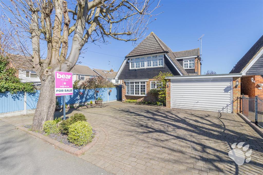 Castledon Road, Wickford SS12 3 bed detached house - £645,000