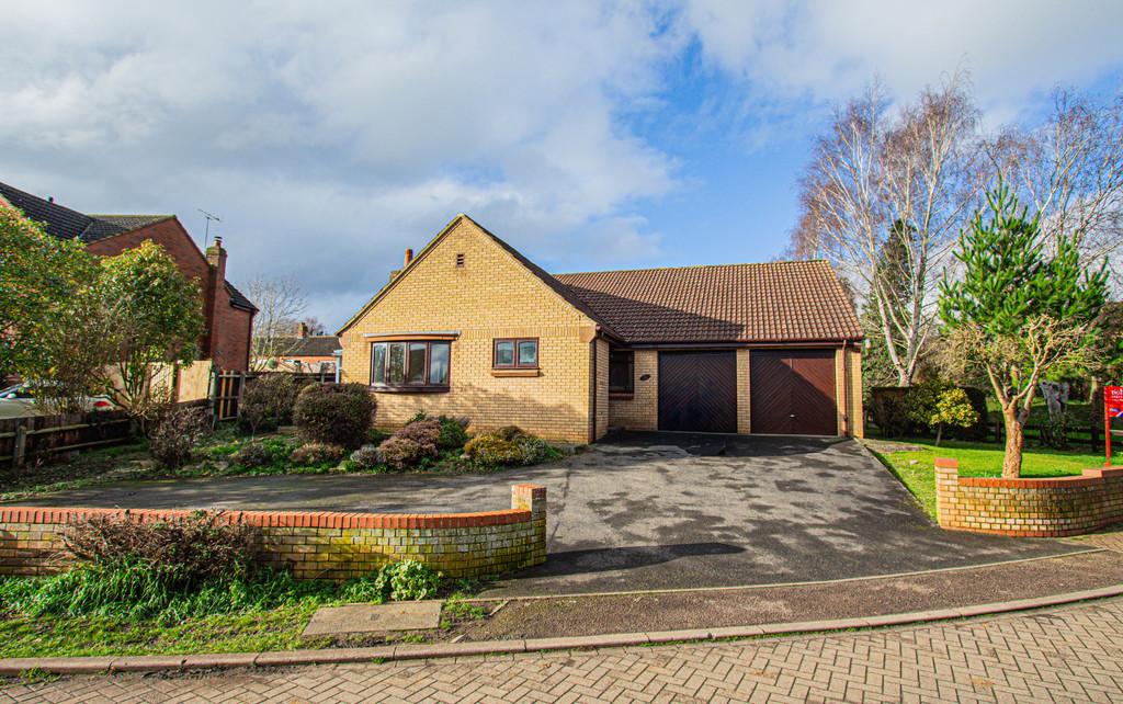 Meadow Way, Wellingborough NN9 3 bed detached bungalow for sale - £425,000
