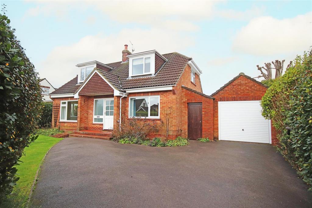 De Mowbray Way, Lymington 4 bed detached house - £2,800 pcm (£646 pw)