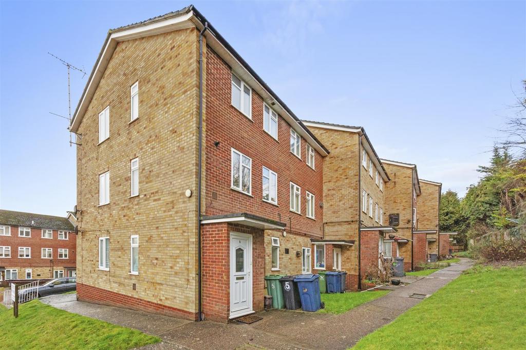 Westover Court, High Wycombe HP13 2 bed flat - £1,350 pcm (£312 pw)