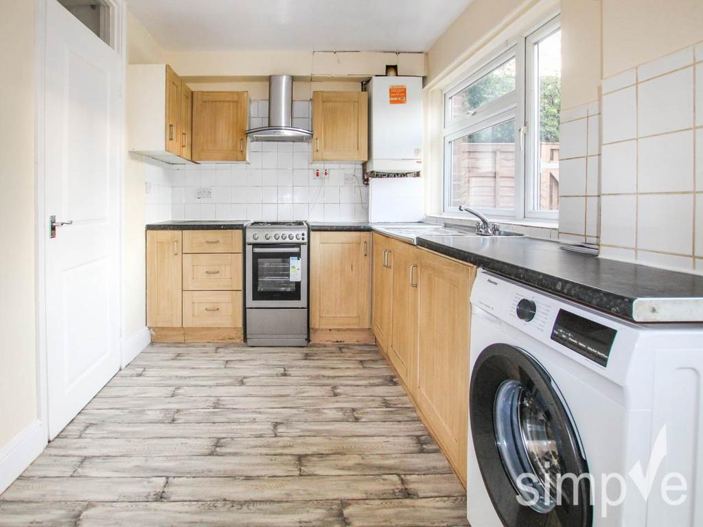 Pennine Way, Harlington, Middlesex 3 bed house to rent - £2,200 pcm (£ ...