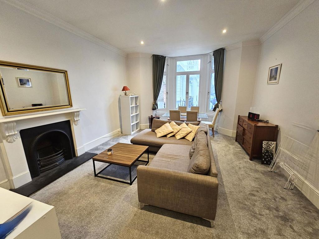 Emperors Gate, London, SW7 4JA 3 bed flat to rent - £3,350 pcm (£773 pw)