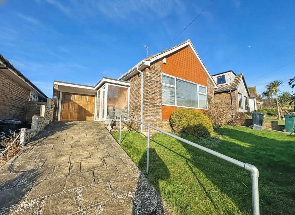 Coombe Vale, Saltdean, BN2 8HN 2 bed detached bungalow for sale - £399,950