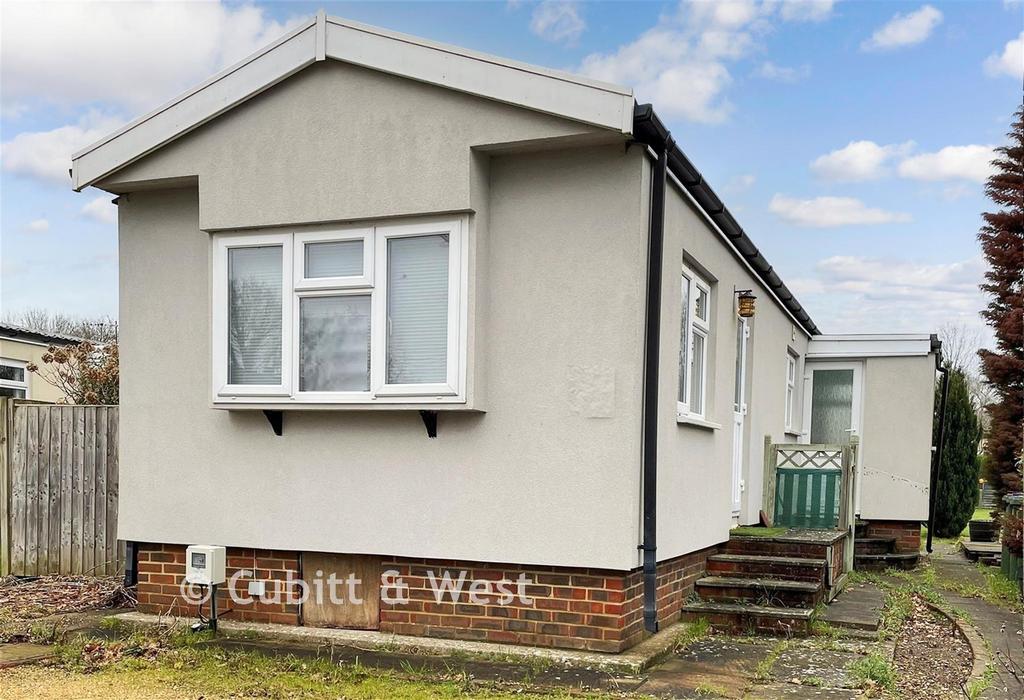Worthing Road, Southwater, Horsham... 2 bed park home - £145,000
