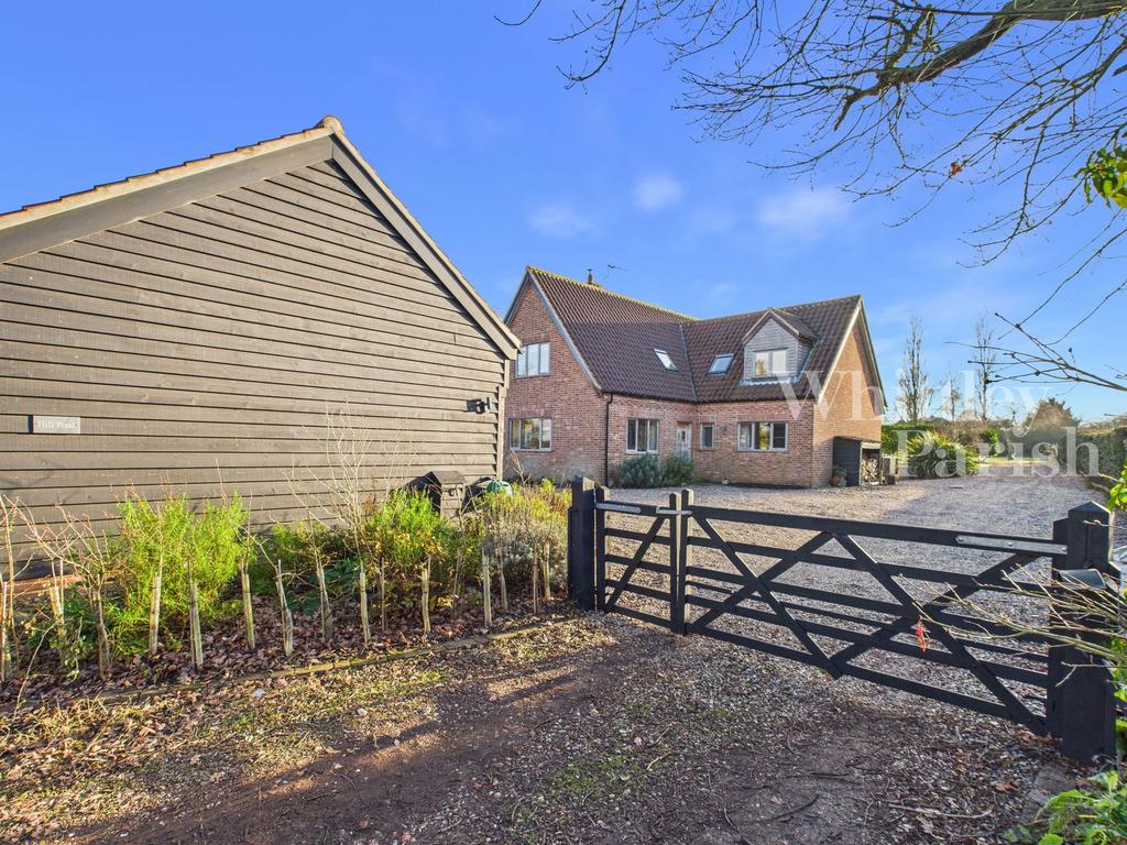 West End, Saxlingham Thorpe 5 bed detached house - £800,000