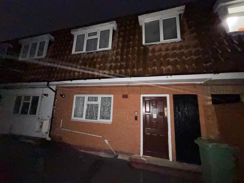 111a Mungo Park Road Rainham RM13 7PP 2 bed maisonette - £1,750 pcm (£ ...