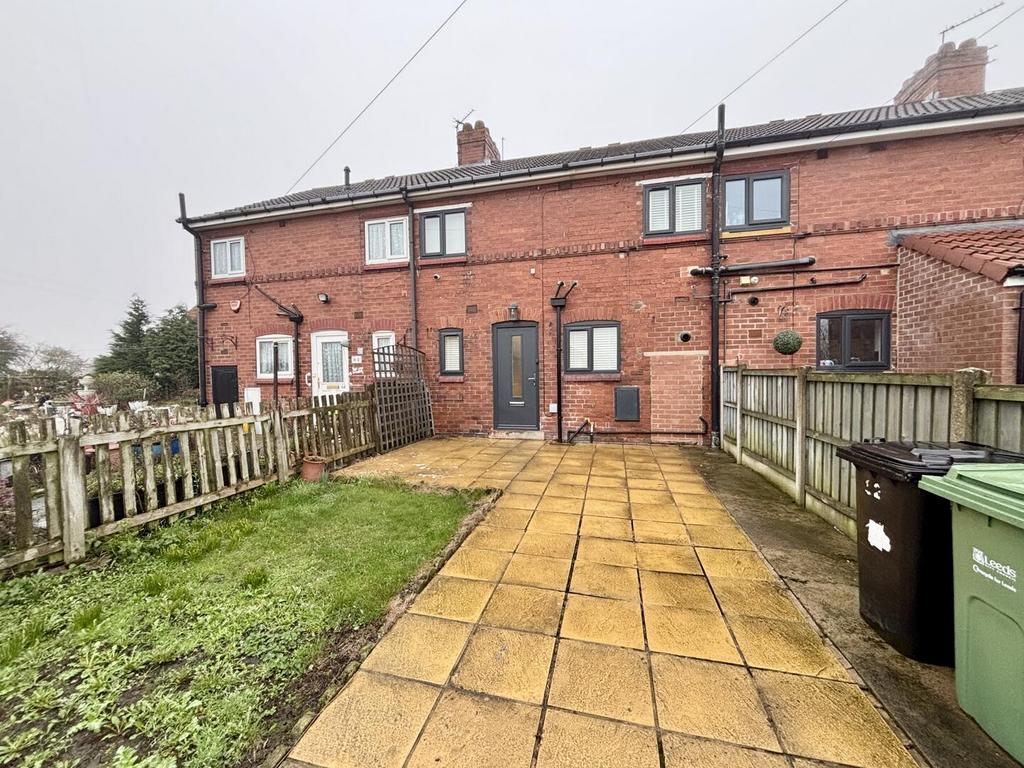 Gibson Lane, Kippax, Leeds 3 bed terraced house for sale - £190,000