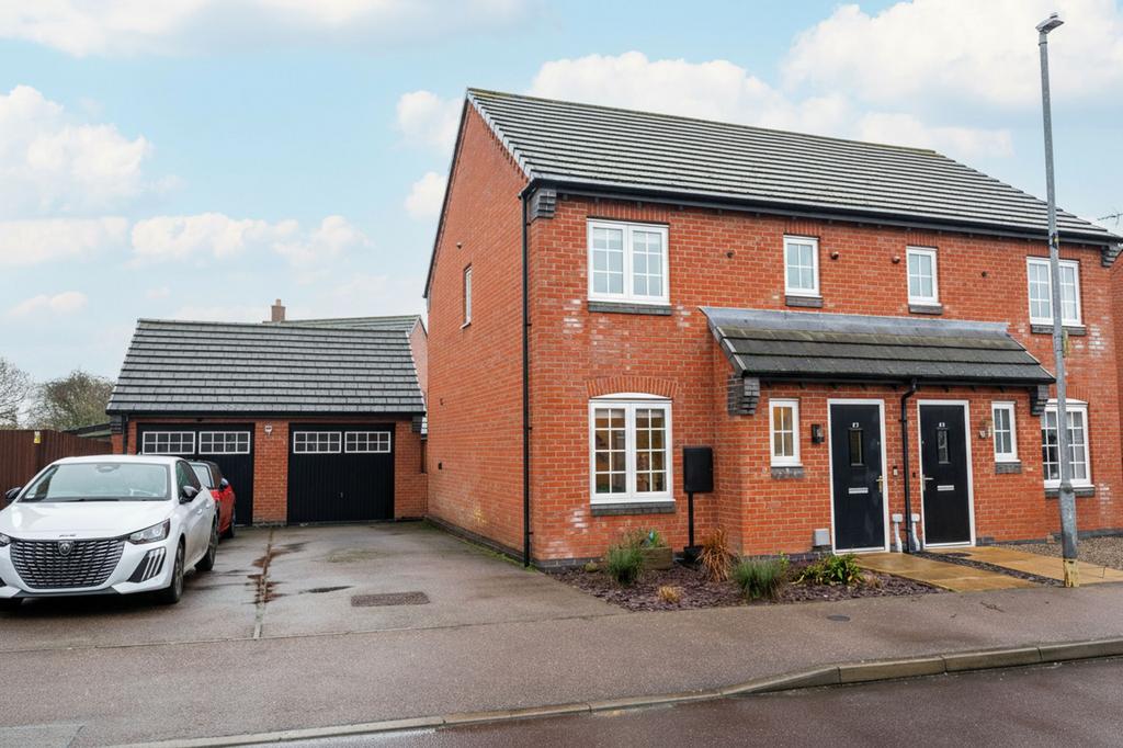 Abbott Drive, Stoney Stanton, LE9 3 bed semi-detached house - £270,000