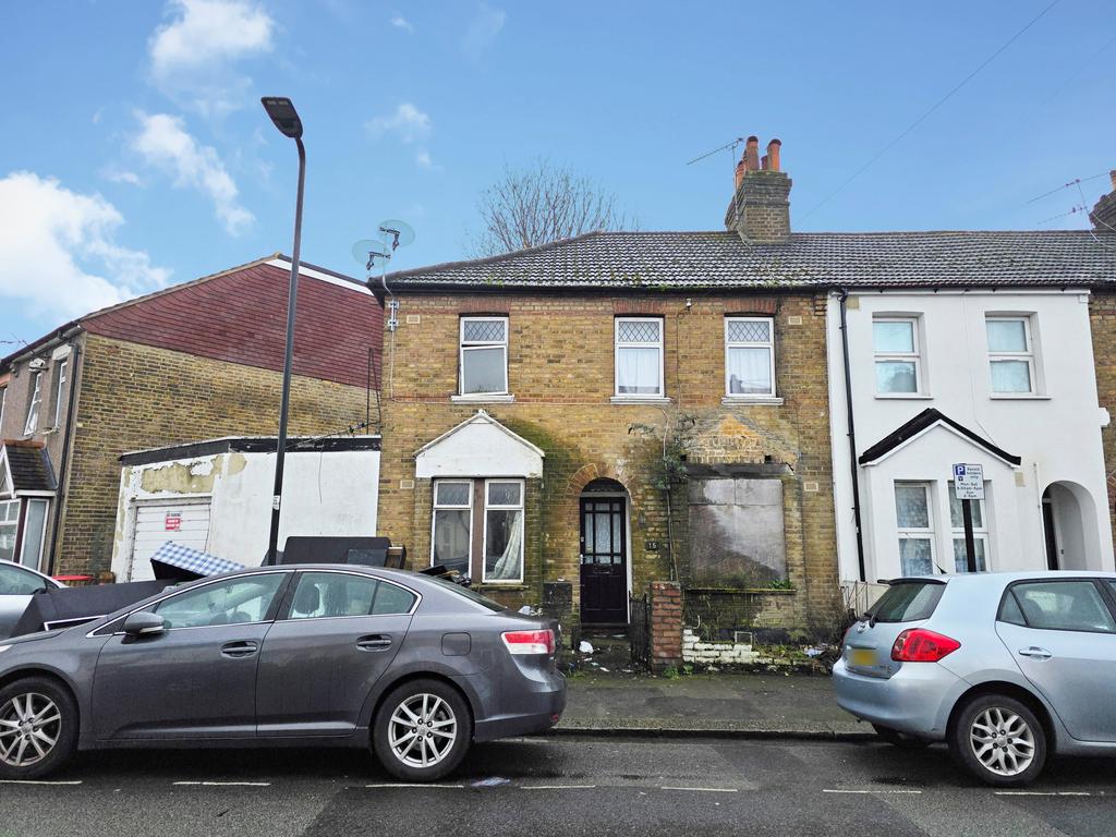 15 Spencer Street, London, UB2 5BH 3 bed end of terrace house - £250,000