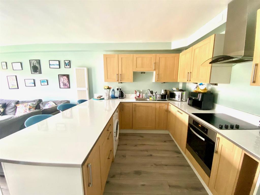 Surrey Road, Seaford 2 bed flat for sale - £200,000
