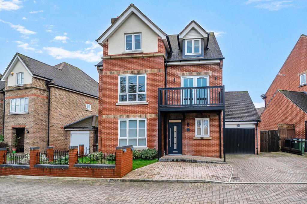 Chandos Court, Stanmore, Middlesex 5 bed detached house - £1,650,000