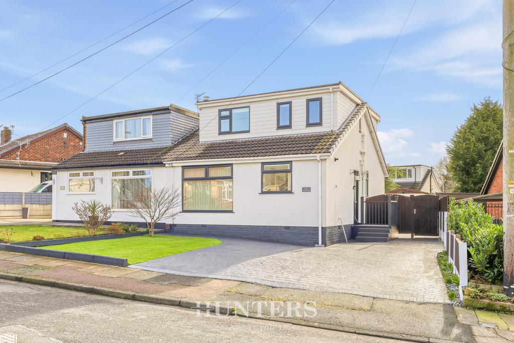 Warwick Road, Alkrington, Manchester... 3 bed semi-detached bungalow ...