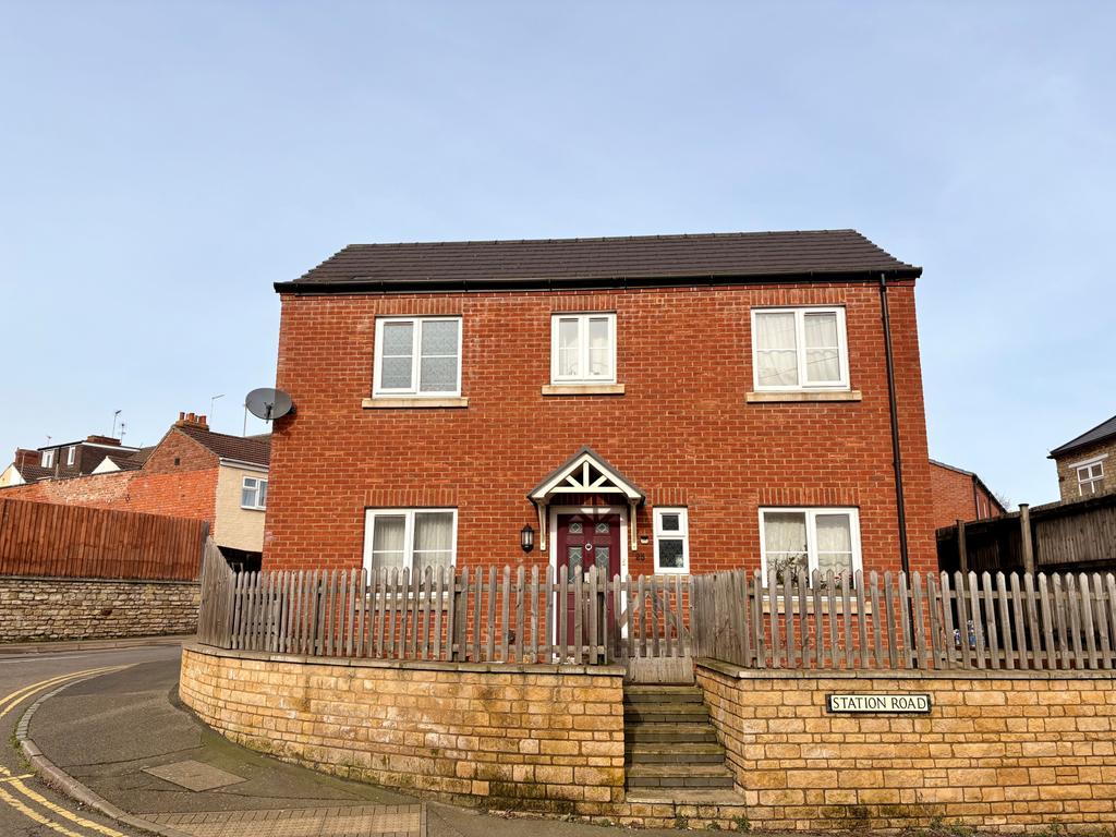 Station Road, Irthlingborough, NN9 5SP 3 bed detached house - £265,000