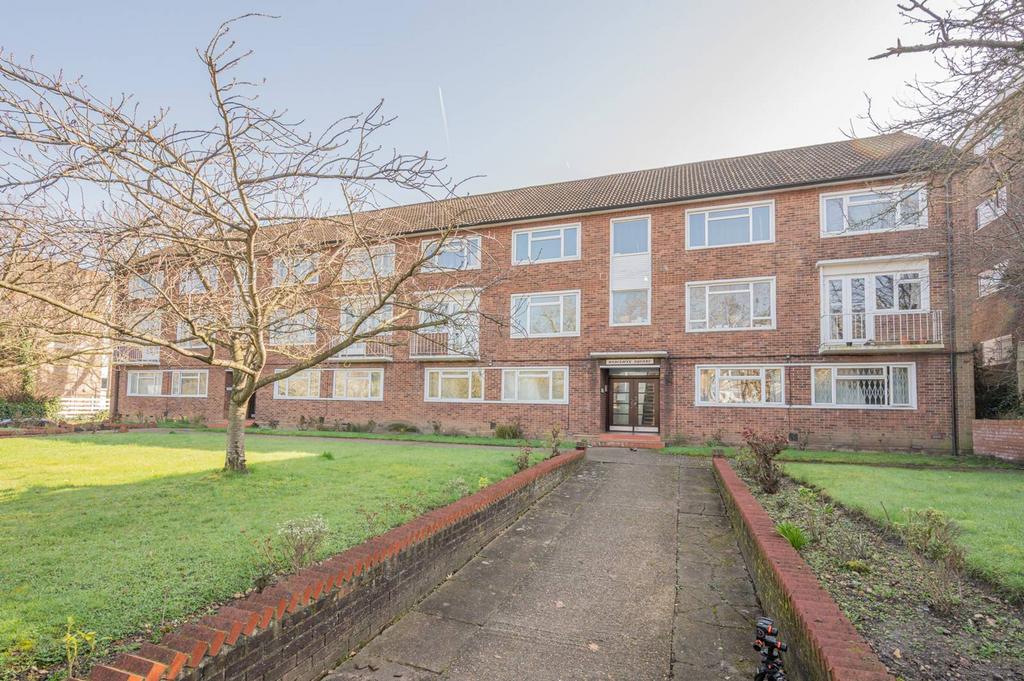 Radcliffe Square, Putney Heath... 2 bed flat - £3,450 pcm (£796 pw)