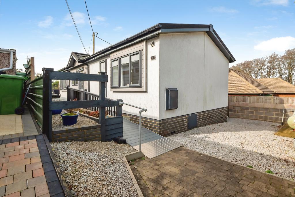 Alresford Road, Winchester SO21 2 bed park home for sale - £200,000