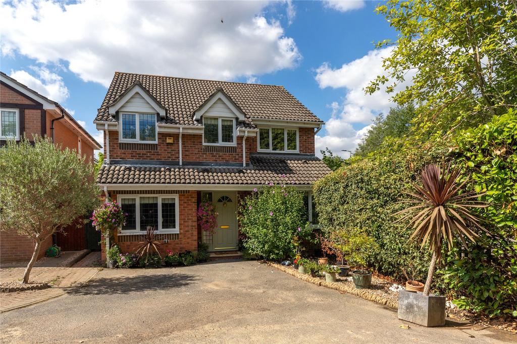 Cressida Chase, Warfield, Berkshire... 4 bed detached house - £700,000