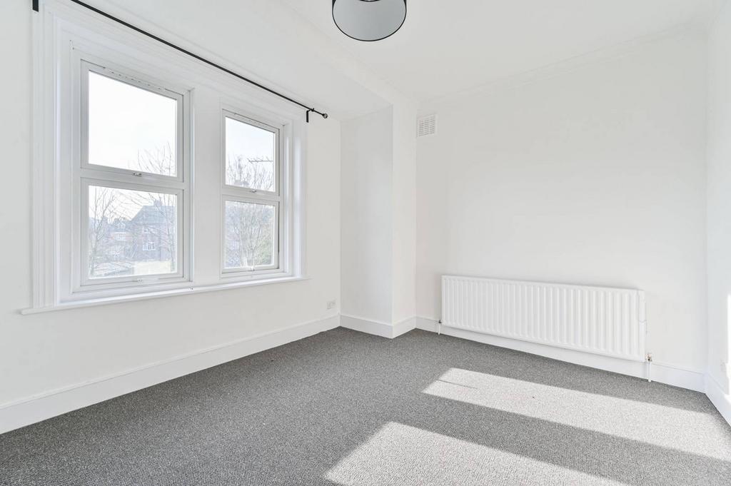 Madeira Road, Streatham, London, SW16 2 bed flat - £1,600 pcm (£369 pw)