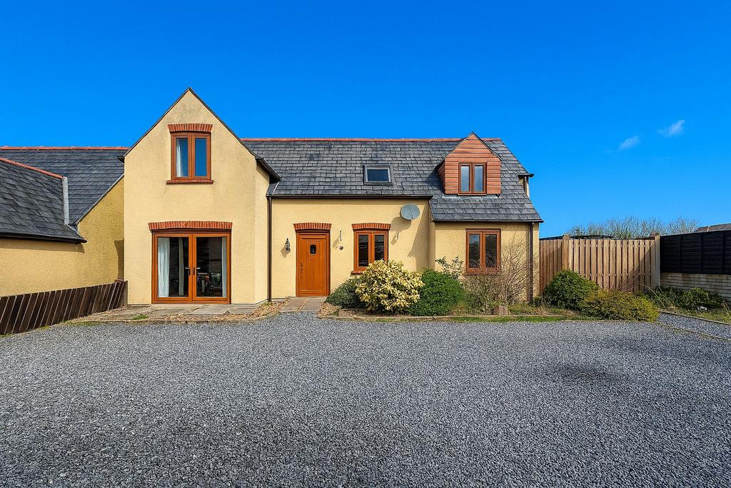 Llys Y Crofft, Carmarthenshire SA34 3 bed detached house - £280,000