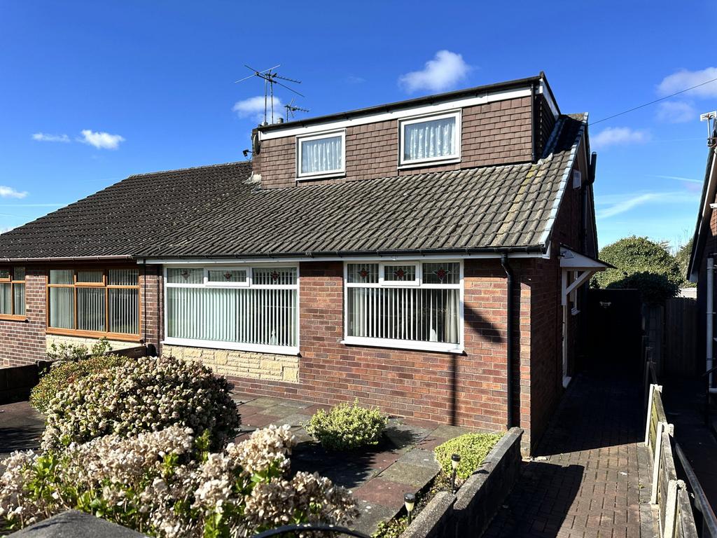 3 Angela Avenue, Royton, Oldham, OL2 6AQ 2 bed semi-detached bungalow ...