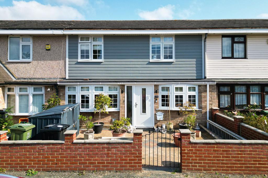 Ballards Walk, Basildon, Essex, SS15 3 bed terraced house - £385,000