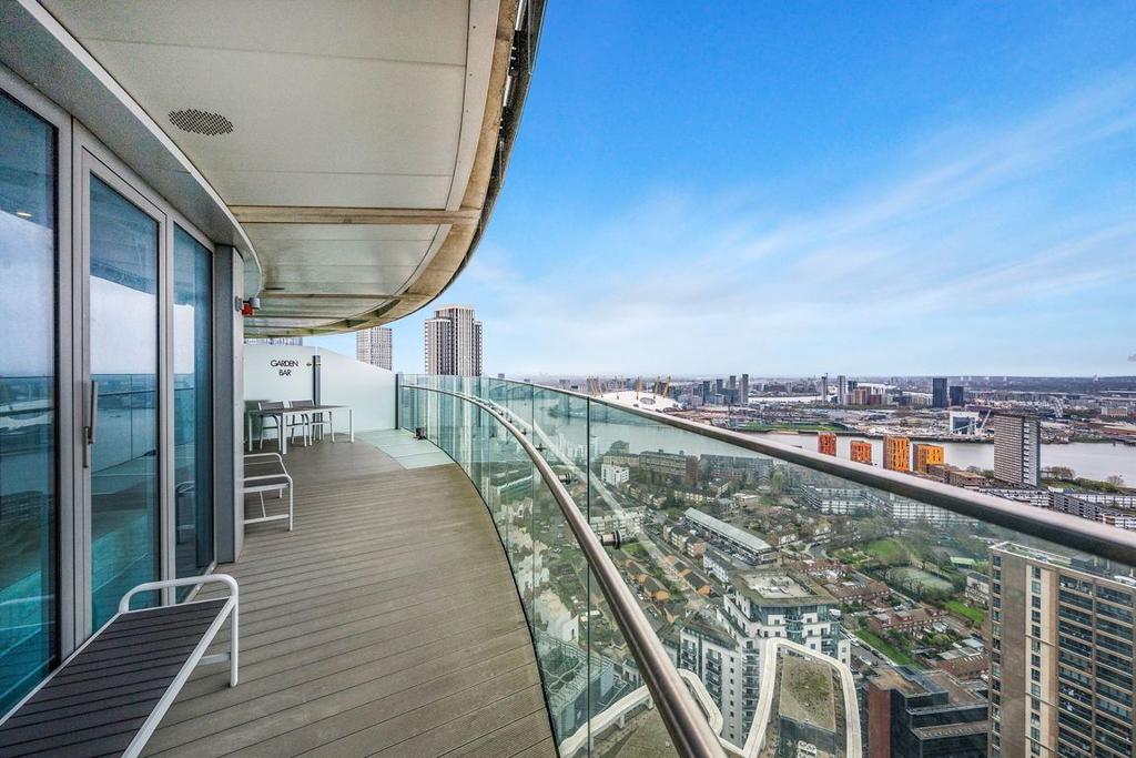 Crossharbour Plaza, London E14 2 bed flat - £3,458 pcm (£798 pw)