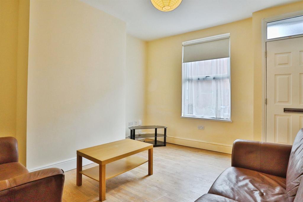 Harold Grove, Leeds 2 bed terraced house for sale - £120,000