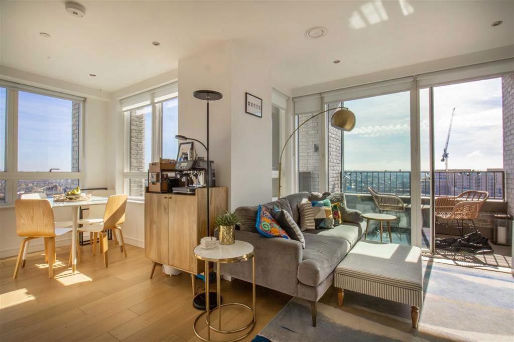 Grant Road, London SW11 2 bed flat - £675,000