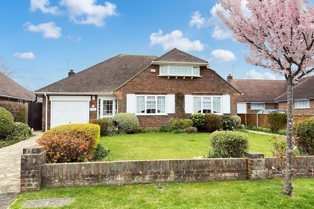 Ruston Park, Rustington, BN16 2 bed detached bungalow for sale - £625,000